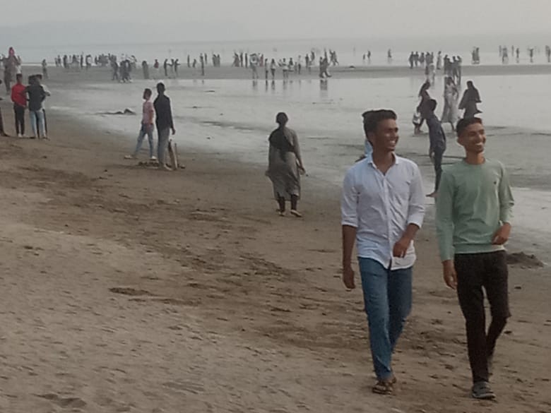Tourists flock to Nargol Beach during Diwali vacation