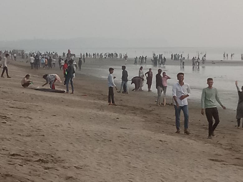 Tourists flock to Nargol Beach during Diwali vacation