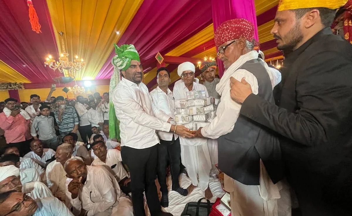 Uncle breaks the tie at Bhana's wedding in Rajasthan