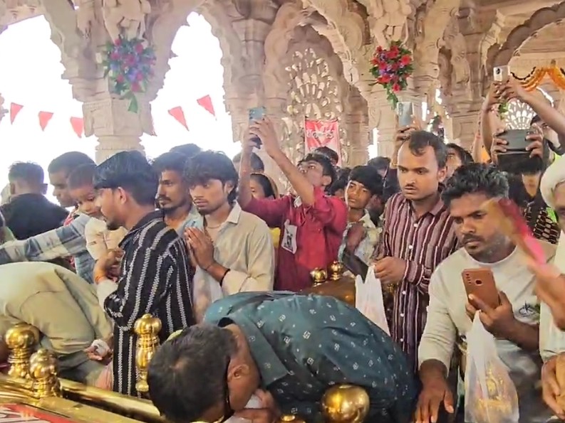 Devotees throng Pavagadh Mahakali Temple on the occasion of Dev Diwali ...