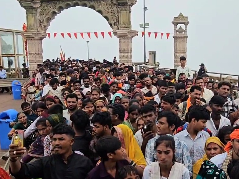 Devotees throng Pavagadh Mahakali Temple on the occasion of Dev Diwali ...