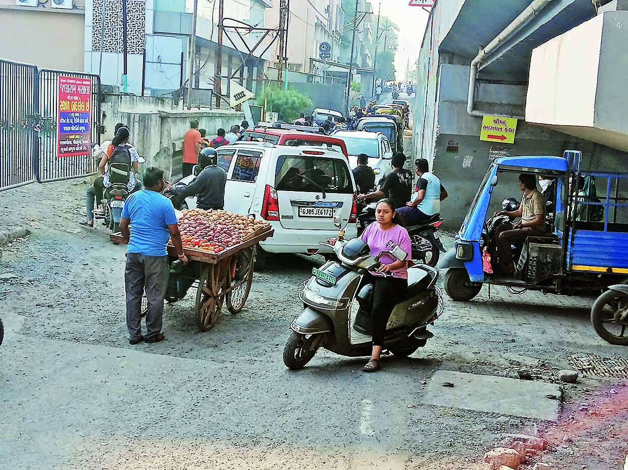 Traffic jam on the old underbridge due to heavy traffic for a 1.3 km ...