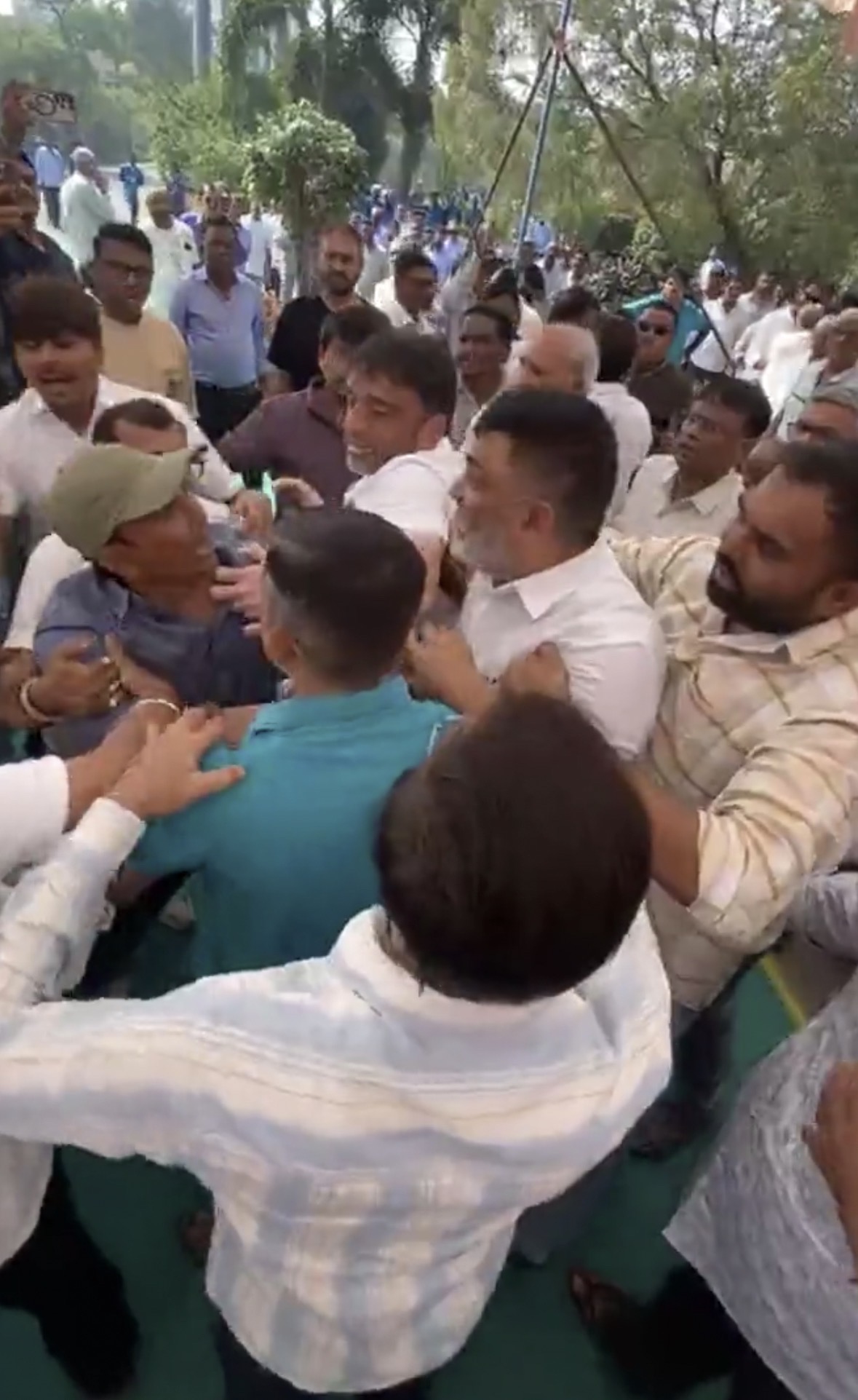 High voltage drama at Sayan Sugar's meeting | સાયણ સુગરની સભામાં ...