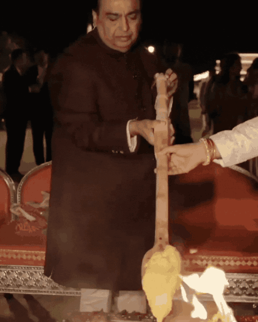 nita-ambani-looked-stunning-in-an-ivory-saree-and-sindoor-looks-viral