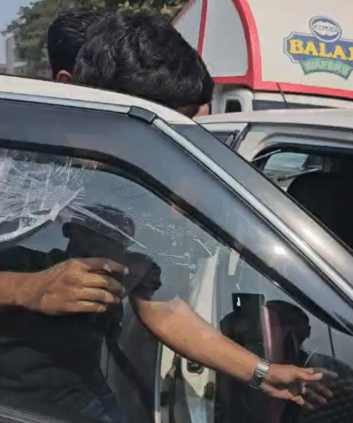 Child trapped inside car after it locked, VIDEO | કાર લોક થઈ જતાં બાળક ...