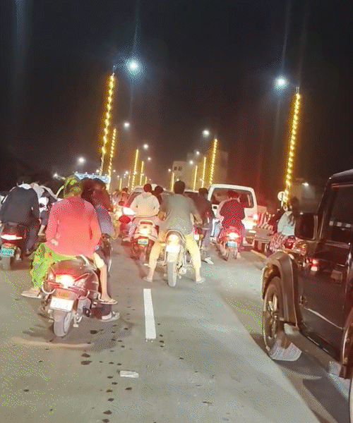 Traffic jam on the first day itself on the longest overbridge in Saurashtra