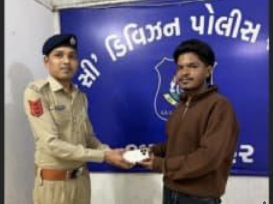 Bharuch C Division Police returns seized goods worth Rs. 4.56 lakh