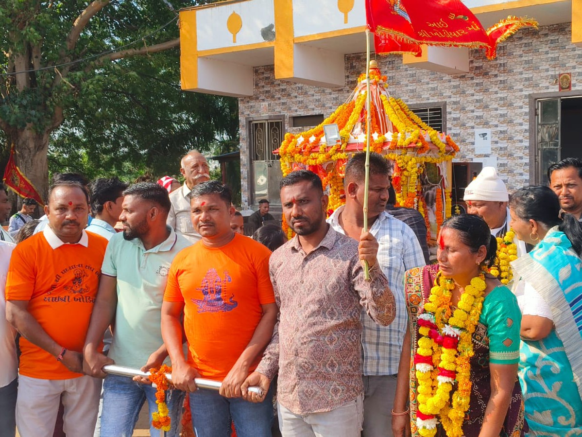 Dahali Devotees Rajpara Khodaldham Walk Kamala Mataji Welcome Departure