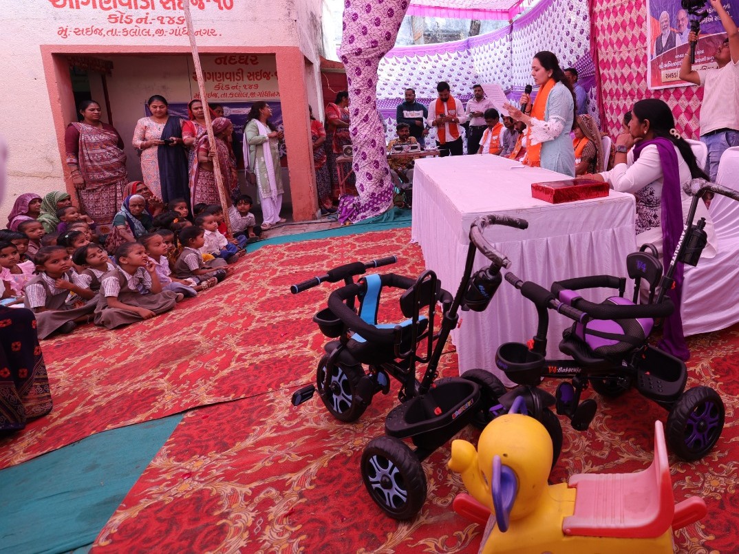 Amit Shah Daughter-in-law Rishitaben Distributes Toys Saij Anganwadi ...