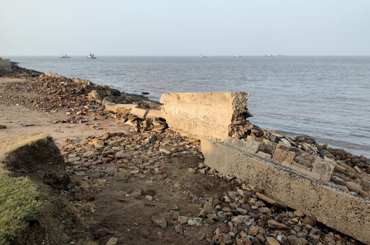 Ghogha's sea protection wall, which has been lying on the ground for 30 ...