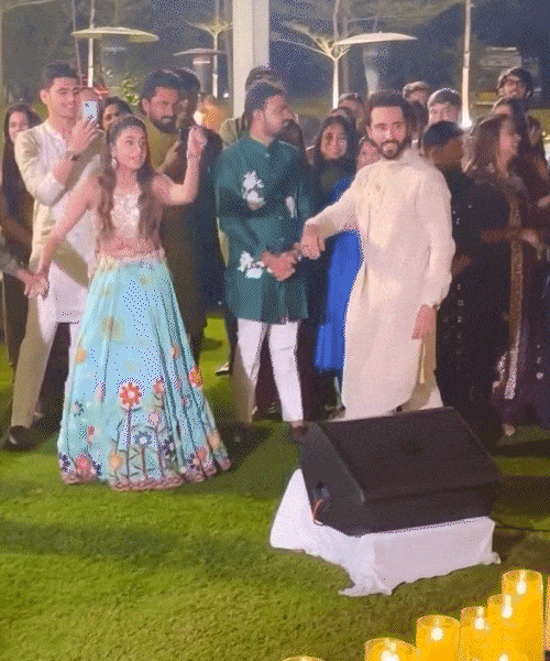 Kinjal Dave posts engagement video on Facebook Gujarati singer engaged ...