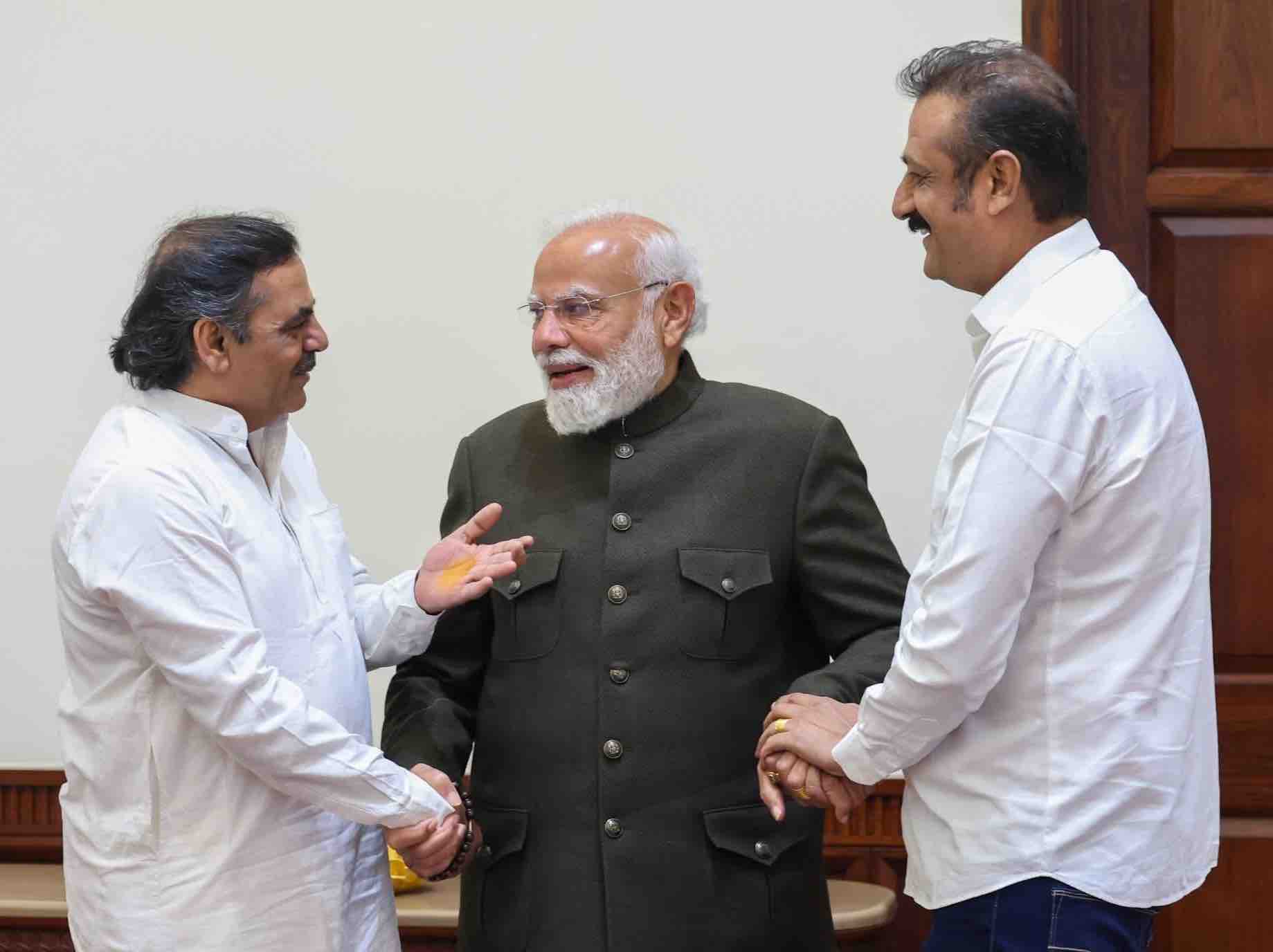 Arjun Modhwadia, Ambarish Der and Maya Ahir meet PM