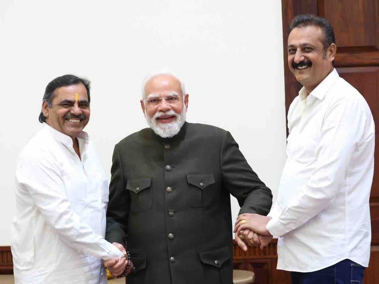 Arjun Modhwadia, Ambarish Der and Maya Ahir meet PM