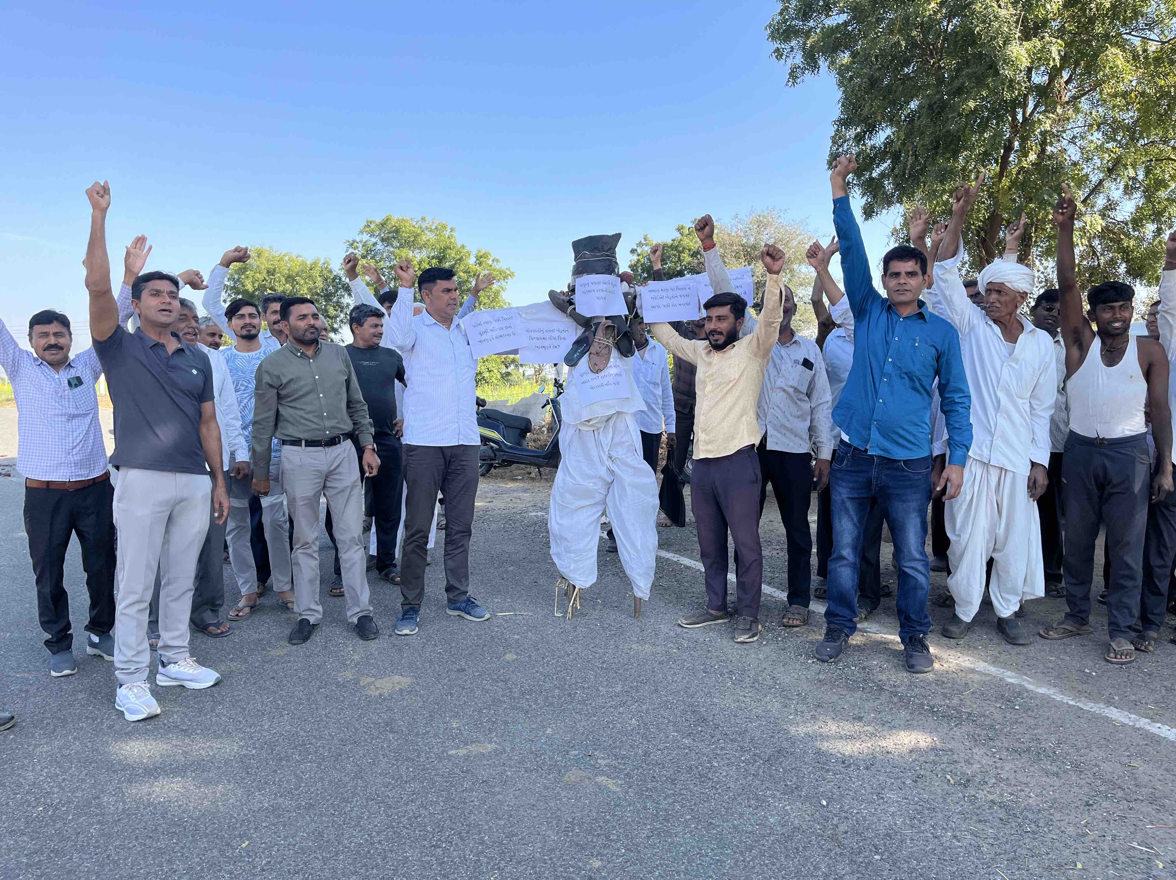 Farmers express anger by making a statue and garlanding it with shoes ...