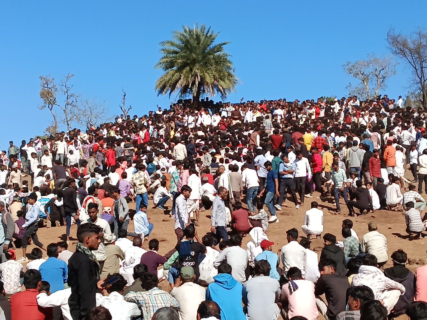 Thousands gather as AAP MLA visits Banaskantha village: Tribals angry ...