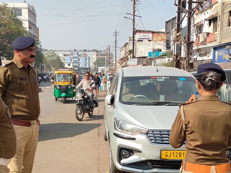 Traffic police in Bhuj take action against randomly parked vehicles