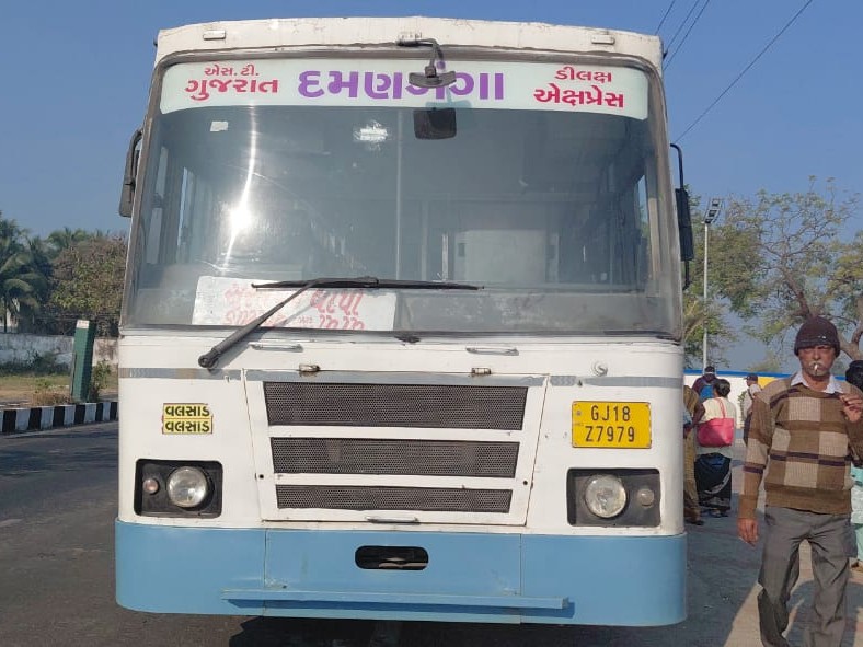 Navsari ST Bus Breakdown Maroli Vesma Highway; 30 Passengers Stranded ...