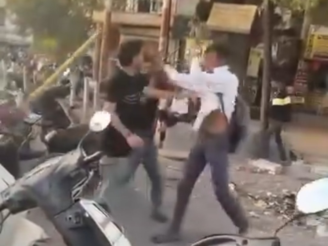 Student attacked at Halol bus stand | હાલોલ બસ સ્ટેન્ડ પર વિદ્યાર્થી પર ...