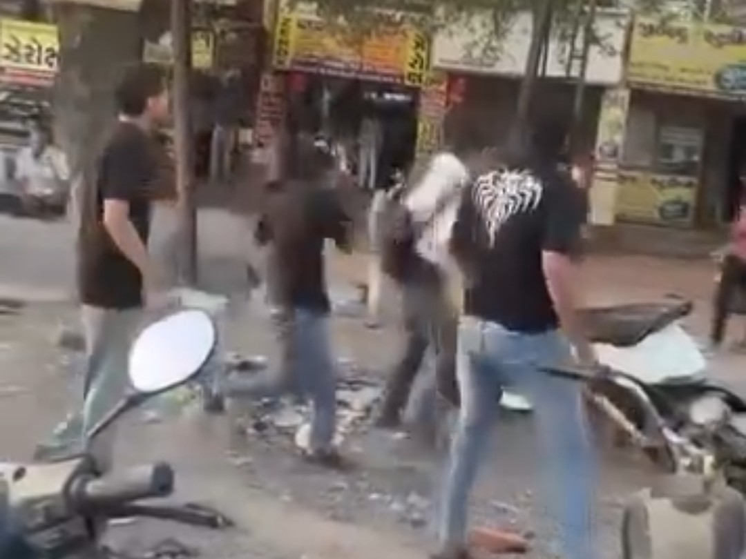 Student attacked at Halol bus stand | હાલોલ બસ સ્ટેન્ડ પર વિદ્યાર્થી પર ...