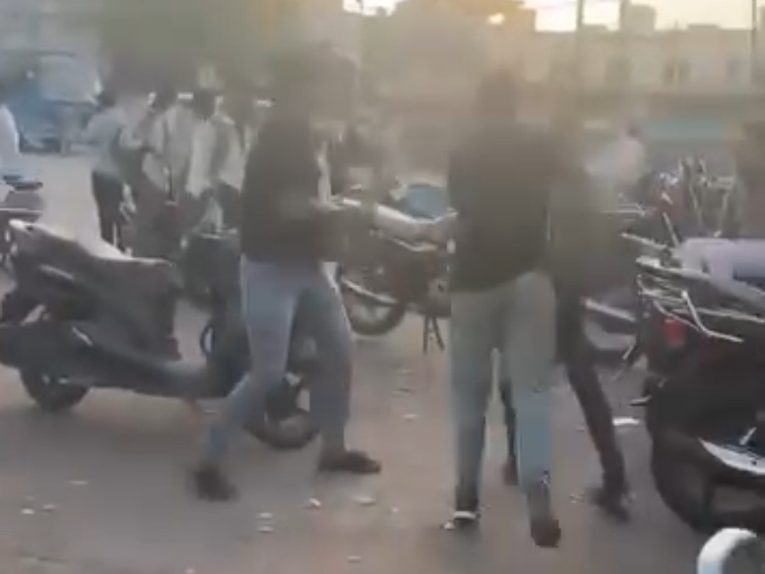 Student attacked at Halol bus stand | હાલોલ બસ સ્ટેન્ડ પર વિદ્યાર્થી પર ...