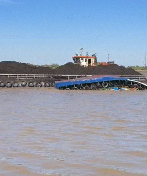 Surat Magdalla Coast Coal Boat Capsizes; Five Laborers Rescued VIDEOS