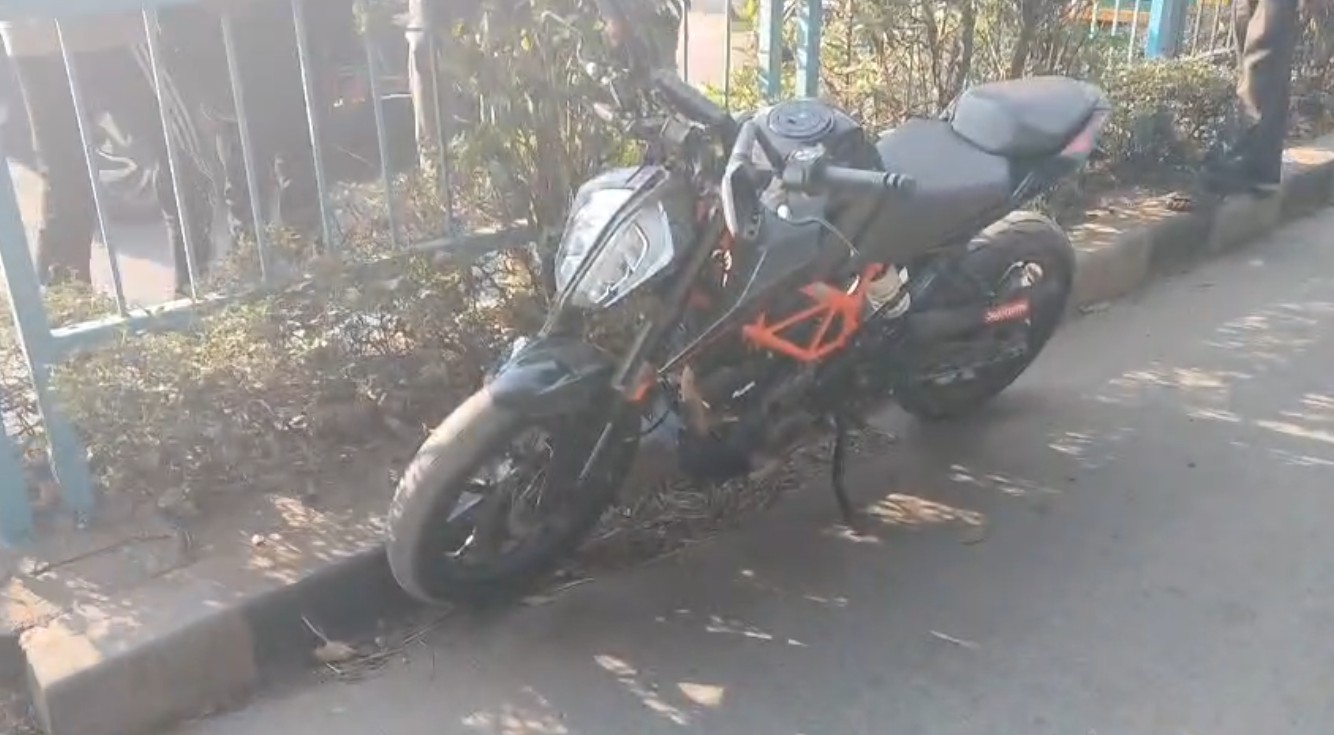 Two friends overspeeding on bike in Surat die in crash: Suspected to ...
