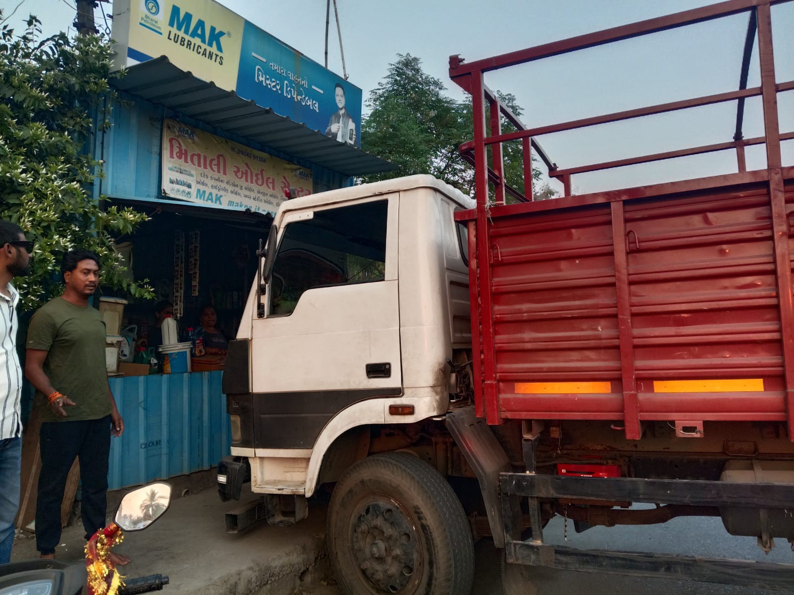 Maroli Bridge Eicher Tempo Crashed Shop Accident Escape | મરોલી બ્રિજ ...