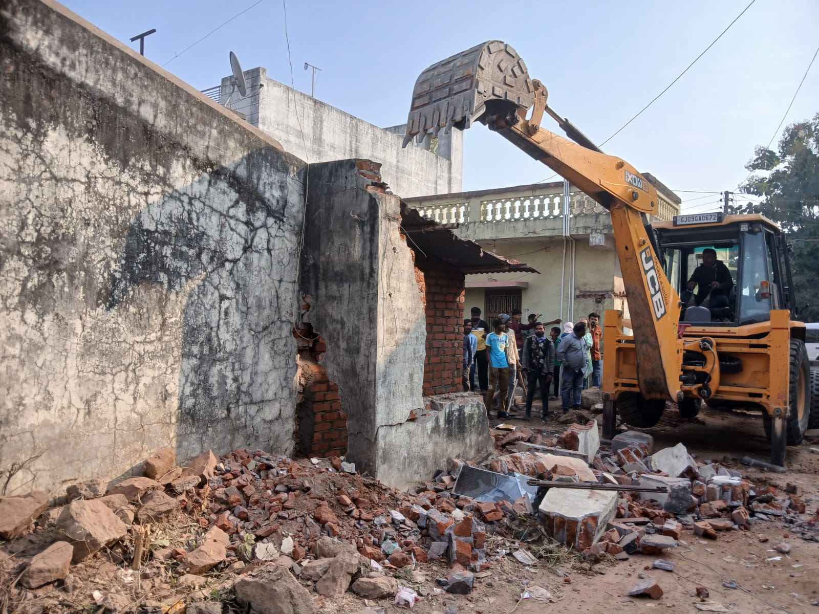 20 feet road in Bholeshwar pressure-free, fencing and compound wall ...
