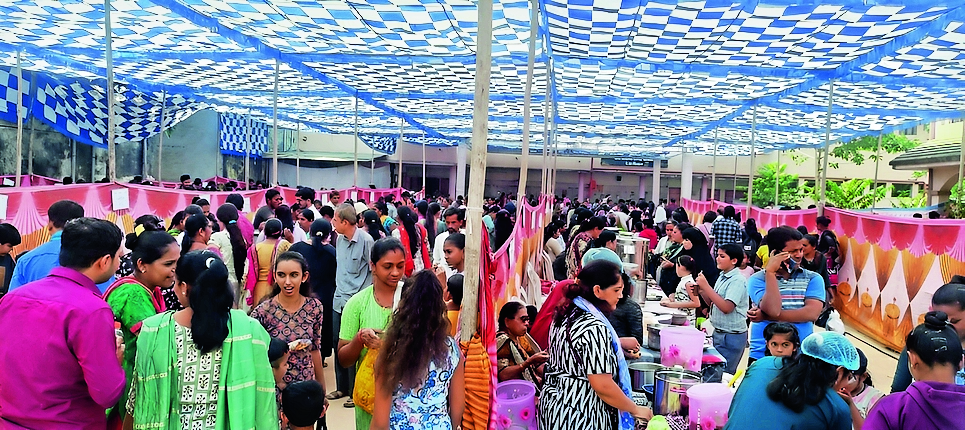 125 children from standard 5 to 8 served various dishes at Anand Mela
