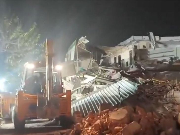 Stones pelted on police-MCD team in Delhi at midnight | દિલ્હીમાં ...