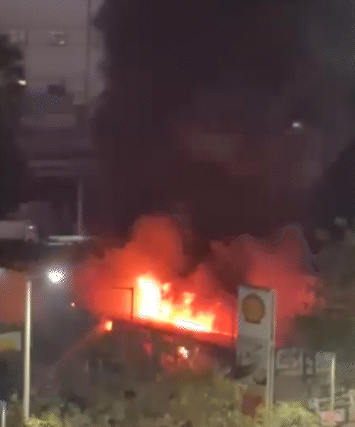 Fierce fire in 4 shops 20 feet away from a petrol pump in Surat; 4 ...