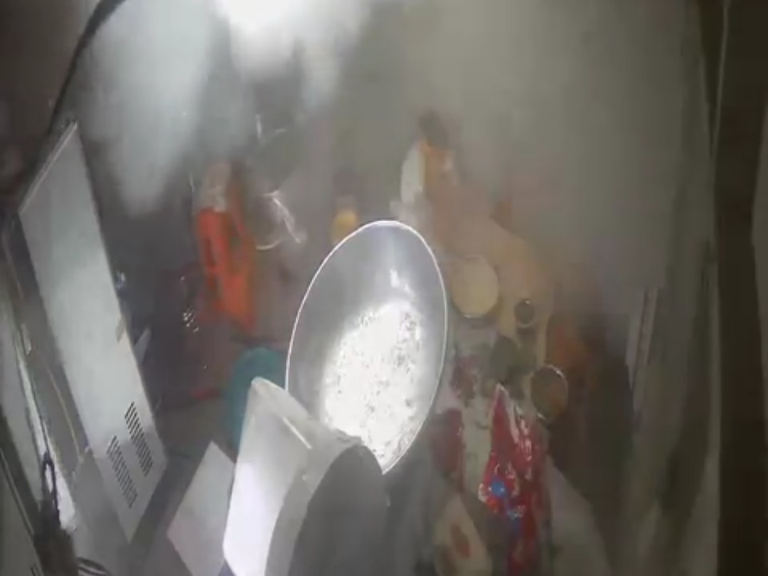 Dhanera Khichdighar Pressure Cooker Burst; CCTV Footage Shows No Injuries