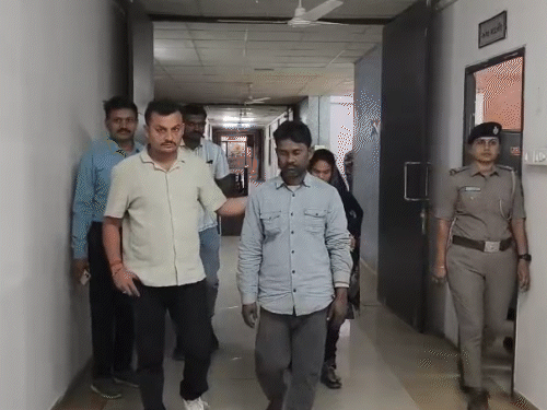 Junagadh Police Arrest Couple Fake Gold Fraud Case; 56 Cities Jewelers ...