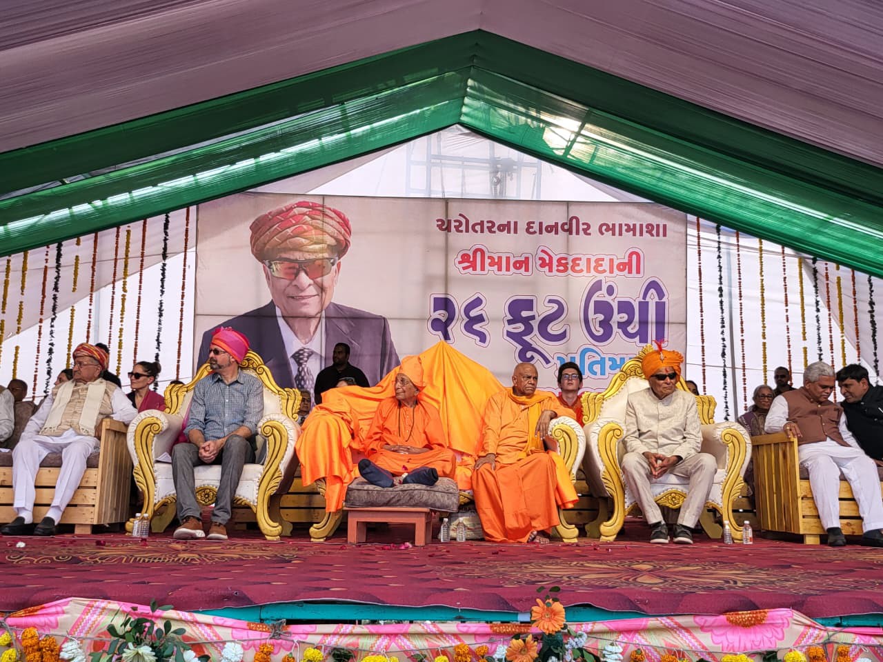 26-Foot Statue of Philanthropist Mahendra Patel ‘Mekdada’ Unveiled in ...