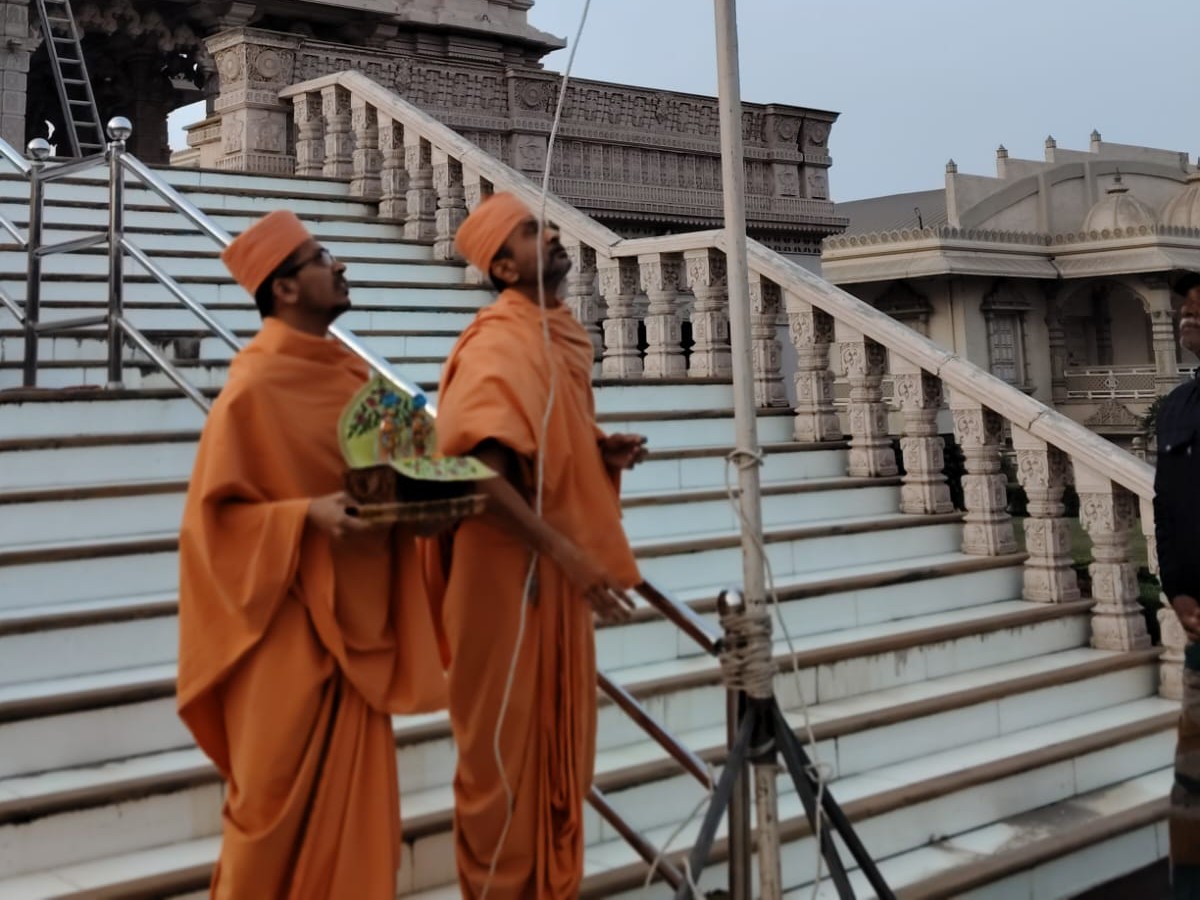 Limbdi BAPS Temple Celebrates Republic Day; Kothari Swami Hoists Flag