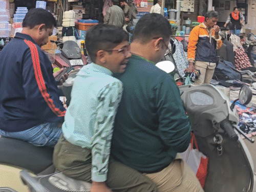 Ahmedabad Traffic Chaos: Encroachment & Threats Stall Emergency Services