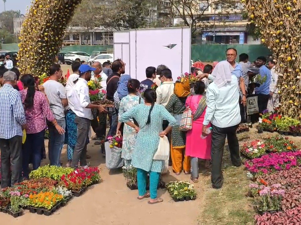 Navsari Flower Show Plants Sell Out; Long Queues at Lunsi Kui Ground