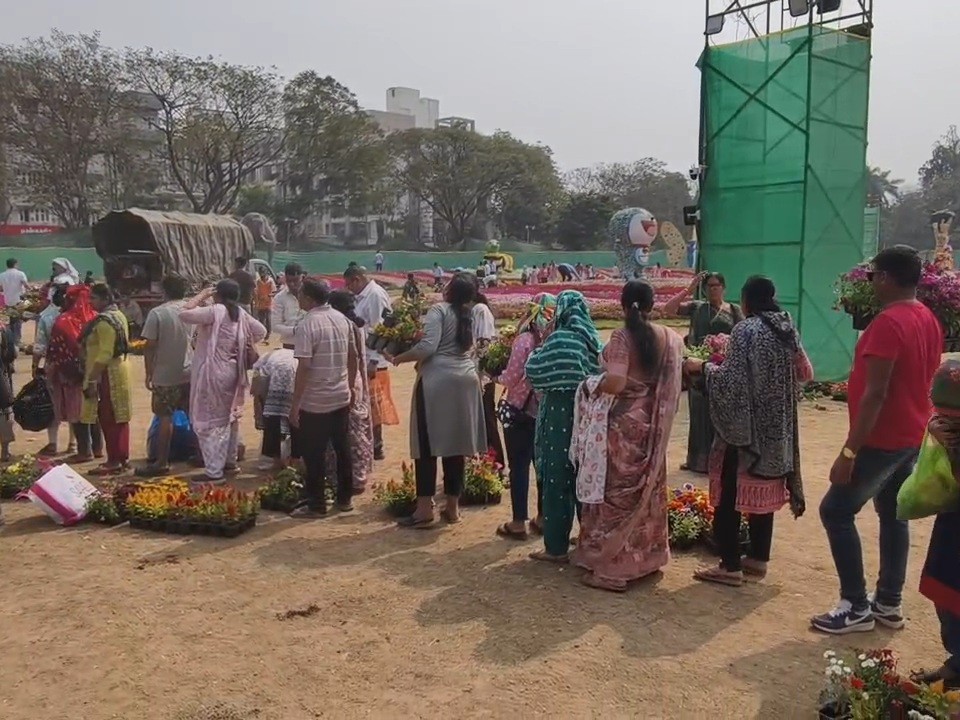 Navsari Flower Show Plants Sell Out; Long Queues at Lunsi Kui Ground