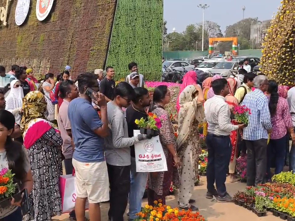 Navsari Flower Show Plants Sell Out; Long Queues at Lunsi Kui Ground