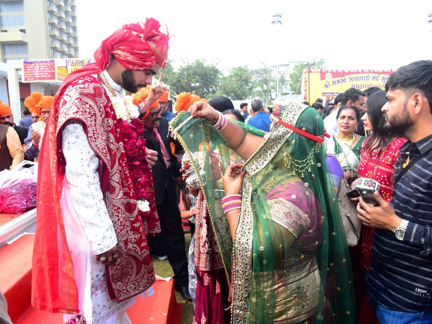 16 Couples Begin New Life at Zalawadi Suthar Samaj 34th Group Wedding