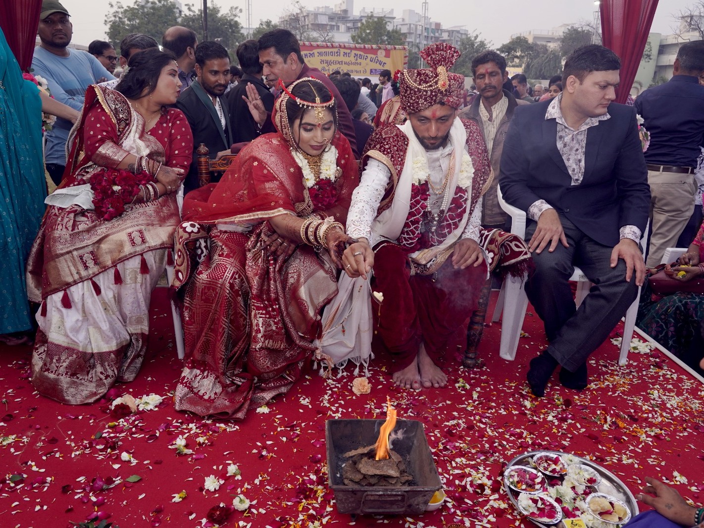 16 Couples Begin New Life at Zalawadi Suthar Samaj 34th Group Wedding