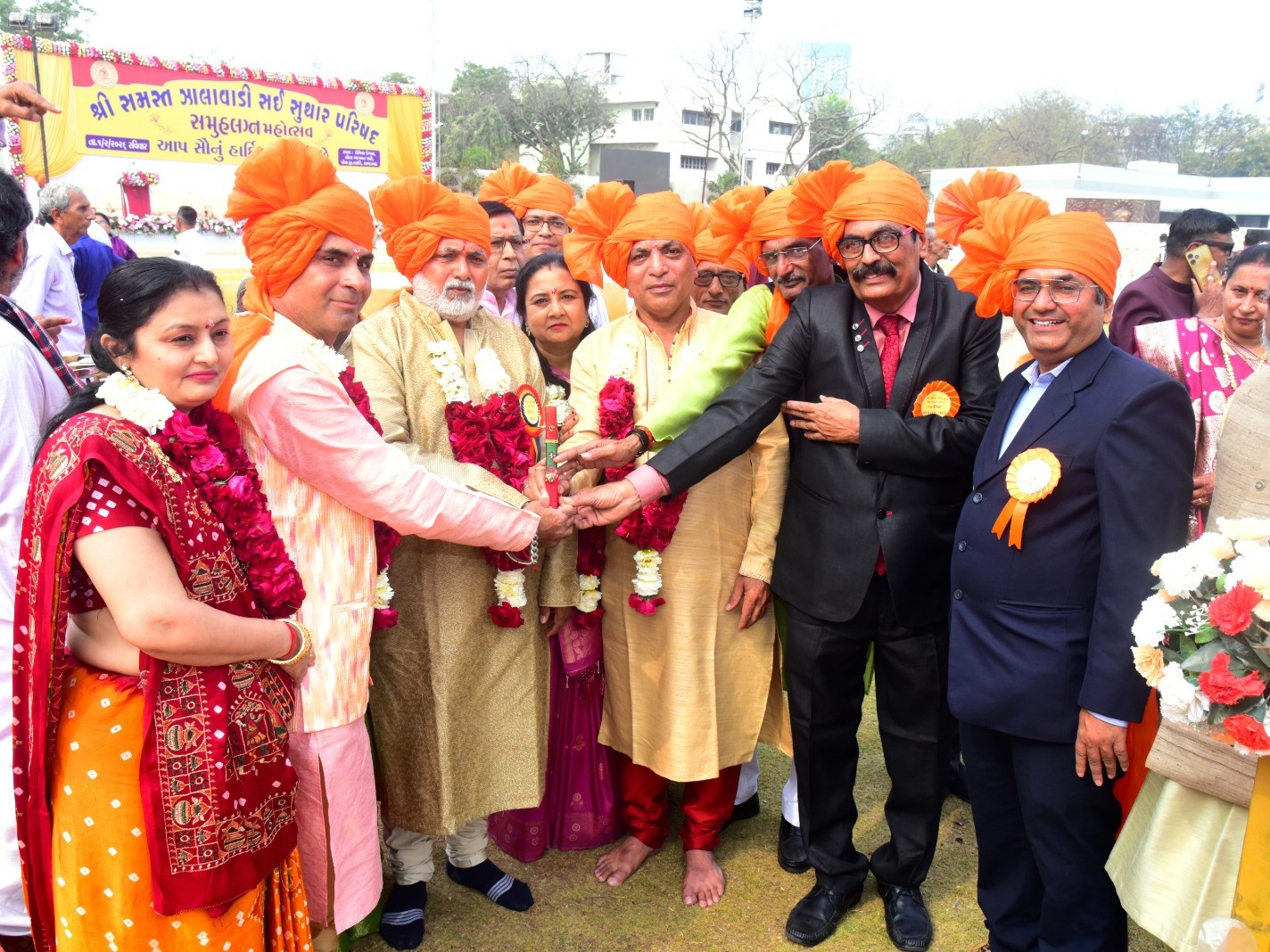 16 Couples Begin New Life at Zalawadi Suthar Samaj 34th Group Wedding