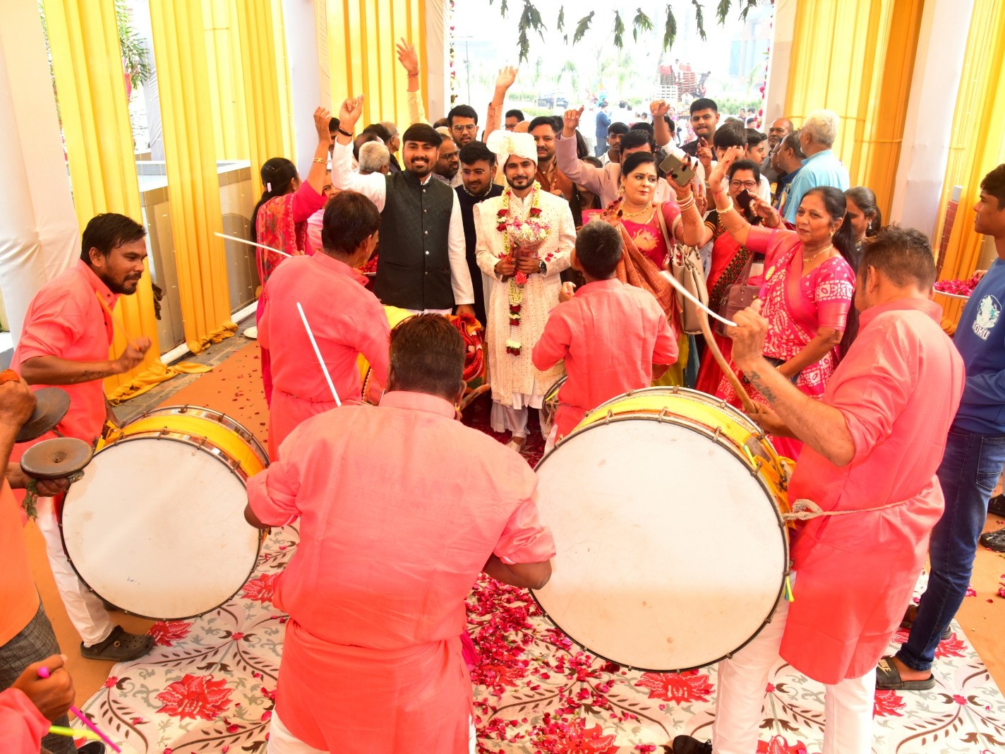 16 Couples Begin New Life at Zalawadi Suthar Samaj 34th Group Wedding