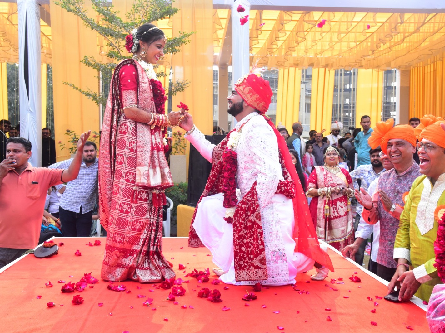 16 Couples Begin New Life at Zalawadi Suthar Samaj 34th Group Wedding