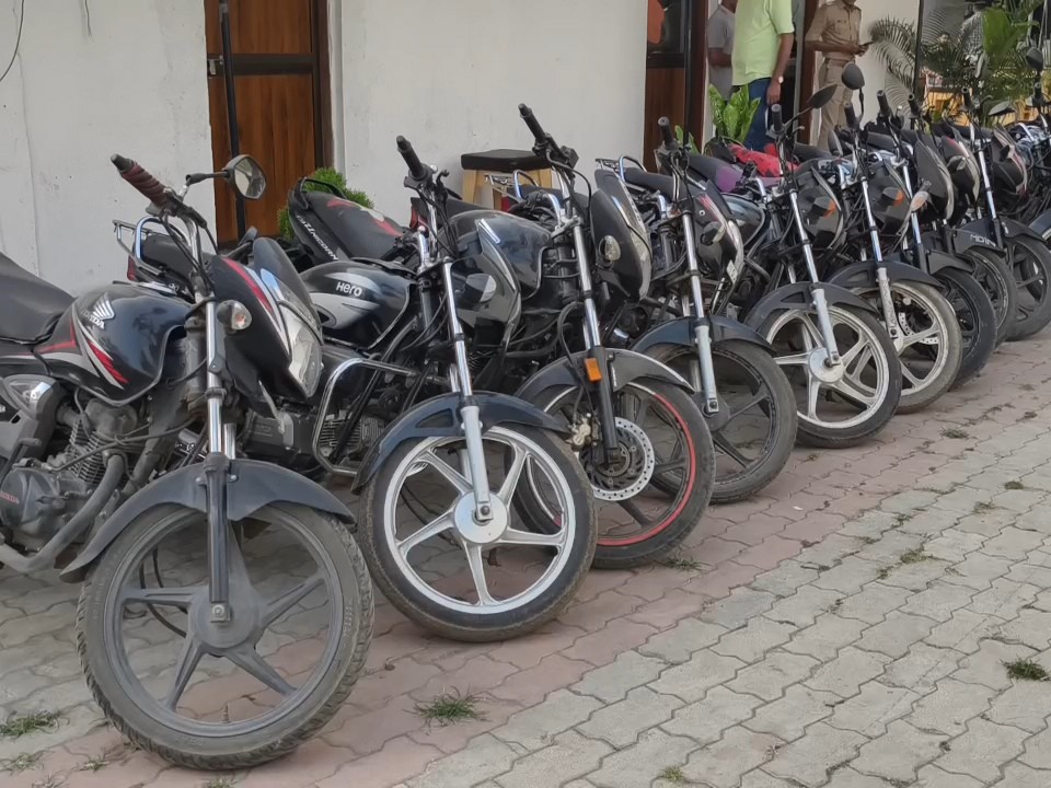 Valsad Bike Thieves Nabbed; 10 Motorcycles Seized | Duplicate RC Books Made