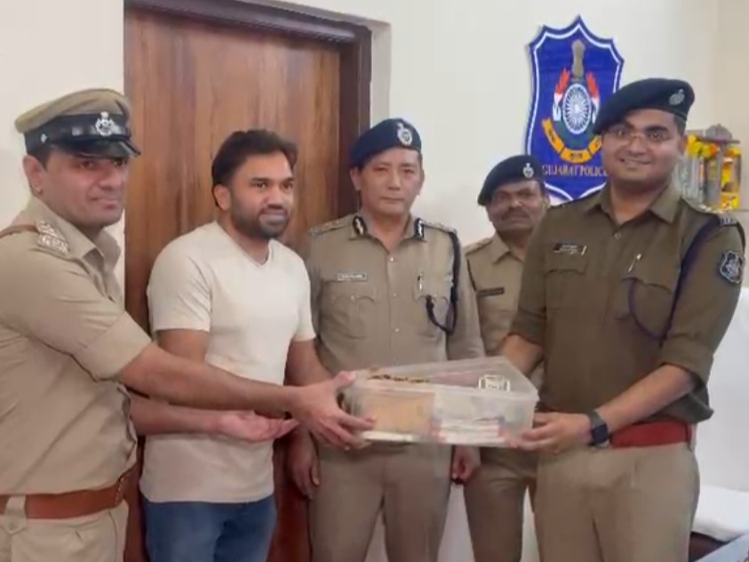 Surat Police Crack Theft Case | 16.40 Lakh Recovered & Returned