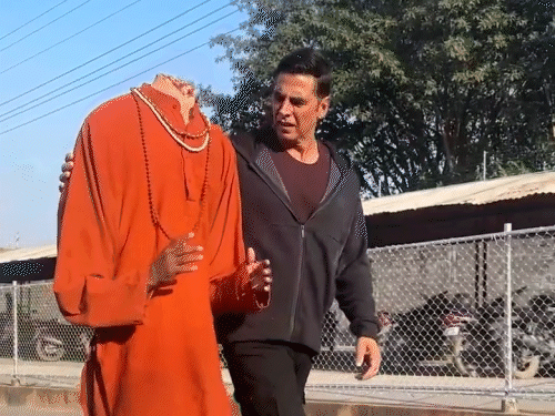 Akshay Kumar’s Hilarious Fun with Headless Ghost; Bhoot Bangla Viral ...