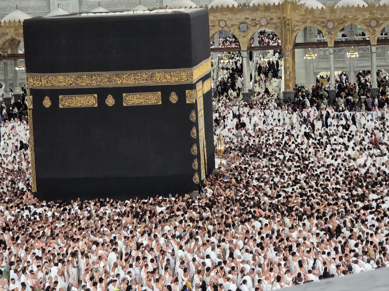 Vadodara Trader Stuck in Mecca Hotel Amid Iran War; 700+ Gujaratis Stranded