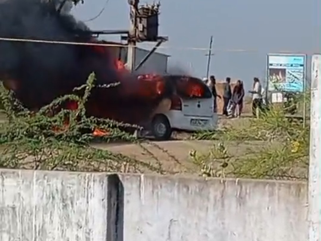 Bhadityanath Fire: Alto Car Catches Fire on Jambuda Road; Occupants Safe