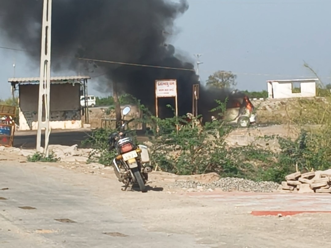 Bhadityanath Fire: Alto Car Catches Fire on Jambuda Road; Occupants Safe